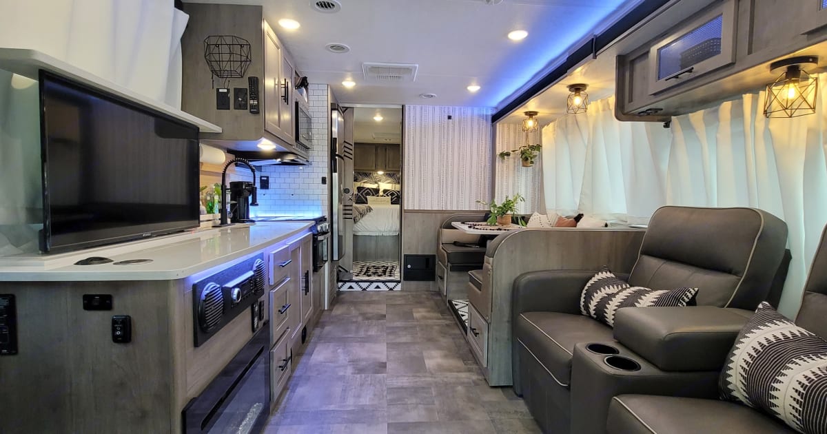 2021 Coachman Freelander Motorhome Rental in Austin, TX | Outdoorsy