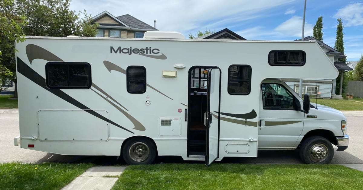 2012 Majestic Thor Motorhome Rental in Calgary, AB | Outdoorsy