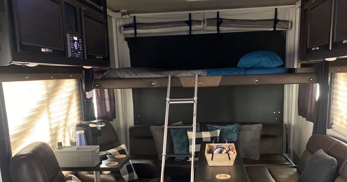 2017 Genesis Supreme Rv Genesis Supreme Toy hauler Rental in Lake ...