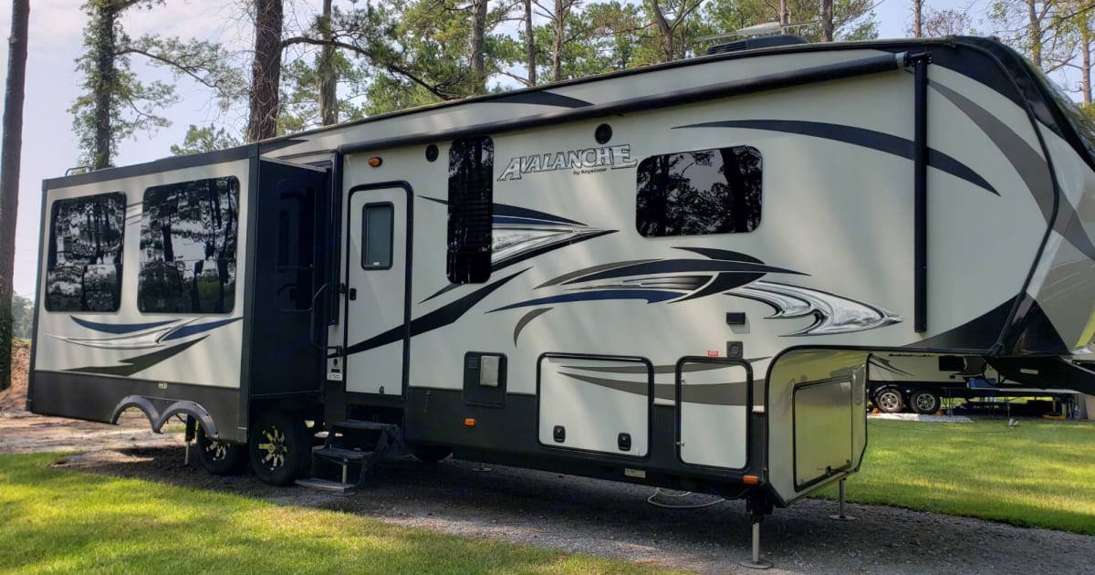 2015 Keystone RV Avalanche Fifth-wheel Rental in Loris, SC | Outdoorsy