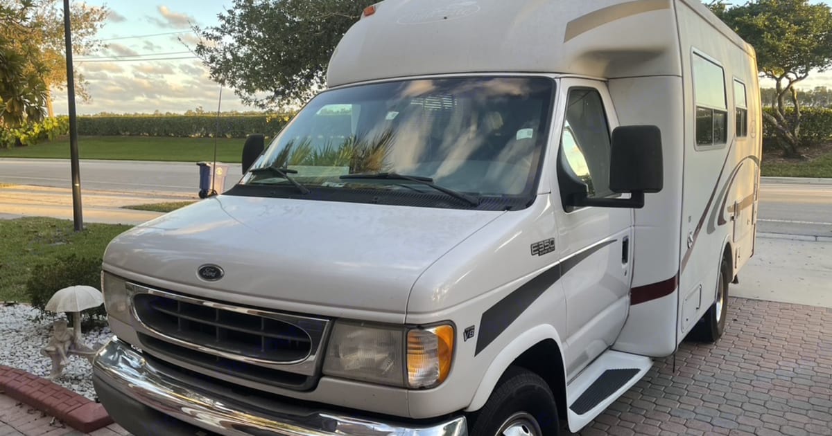 2001 R-Vision Trail-Lite Class B Rental in Pembroke Pines, FL | Outdoorsy