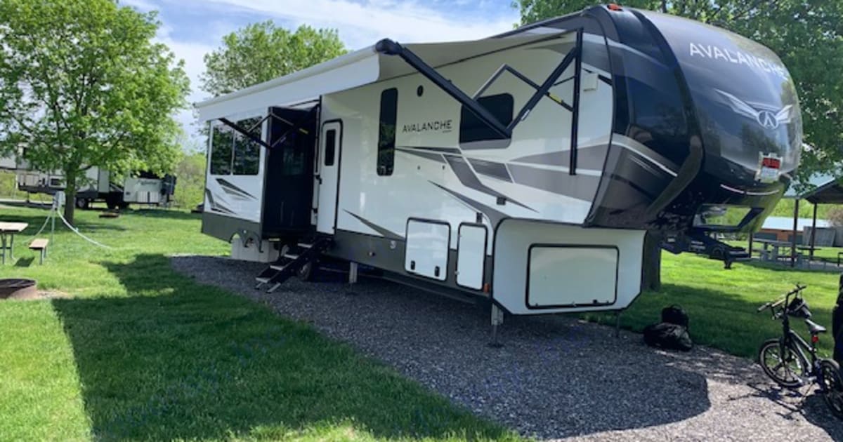 2021 Keystone RV Avalanche Fifth-wheel Rental in Bellevue, NE | Outdoorsy