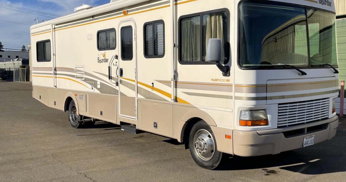 2002 Bounder Bounder Motorhome Class A Rental in Sacramento, CA | Outdoorsy