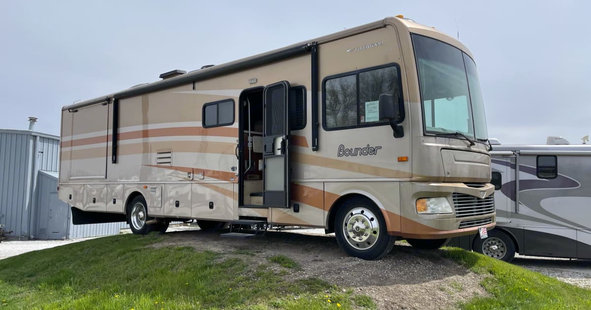 2007 Bounder Bounder Motorhome Class A Rental in Monroe, MI | Outdoorsy
