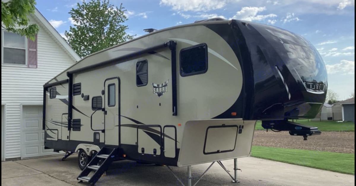 2017 Forest River Sabre Sabre Lite Fifth-wheel Rental in Bay City, MI ...