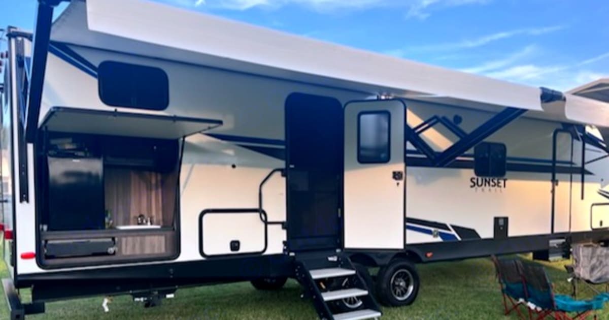 2021 Crossroads RV Sunset Trail Super Lite Travel trailer Rental in ...
