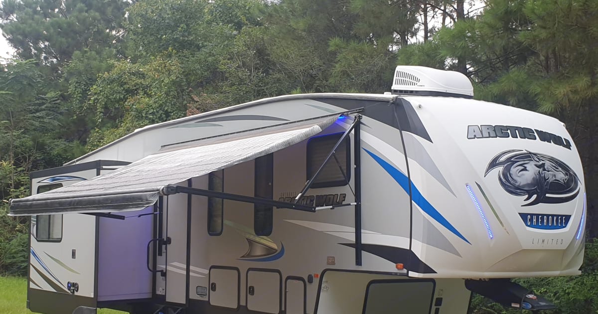 2019 Forest River Cherokee Arctic Wolf Fifth-wheel Rental in ...