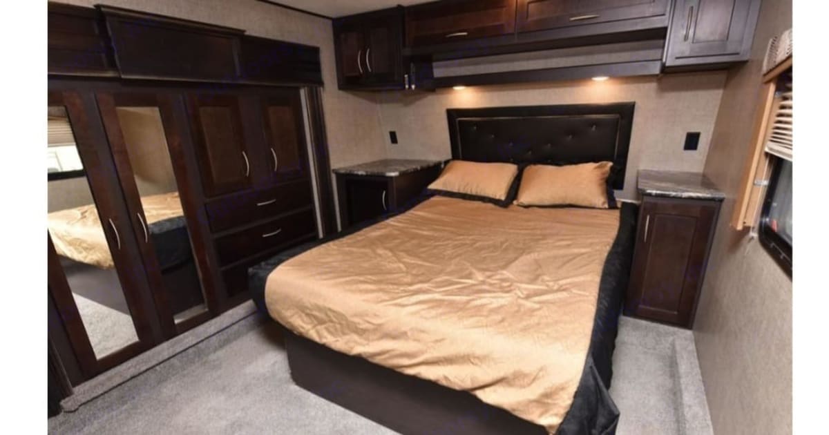 2017 Keystone RV Carbon Toy Hauler Fifth-wheel Rental in Moreno Valley ...