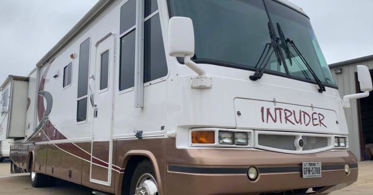 1999 Damon Intruder Class A Rental in Dallas, TX | Outdoorsy