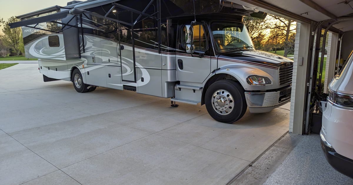2015 Dynamax Force Class A Rental in Elkhorn, NE | Outdoorsy