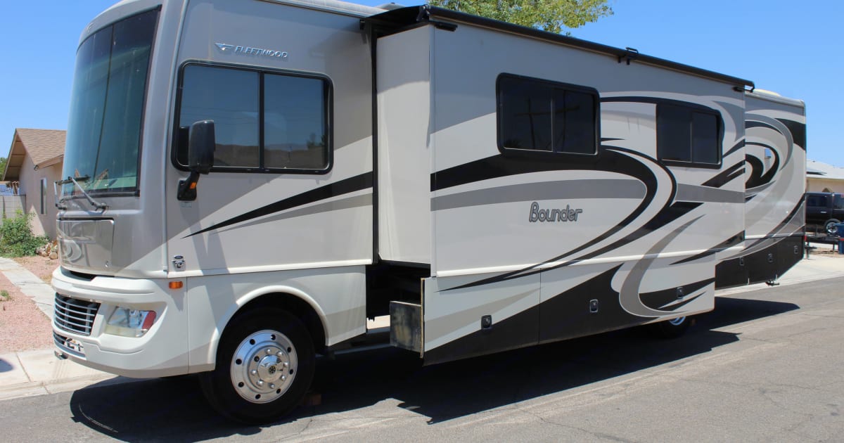 2014 Bounder Bounder Motorhome Class A Rental in Yuma, AZ | Outdoorsy
