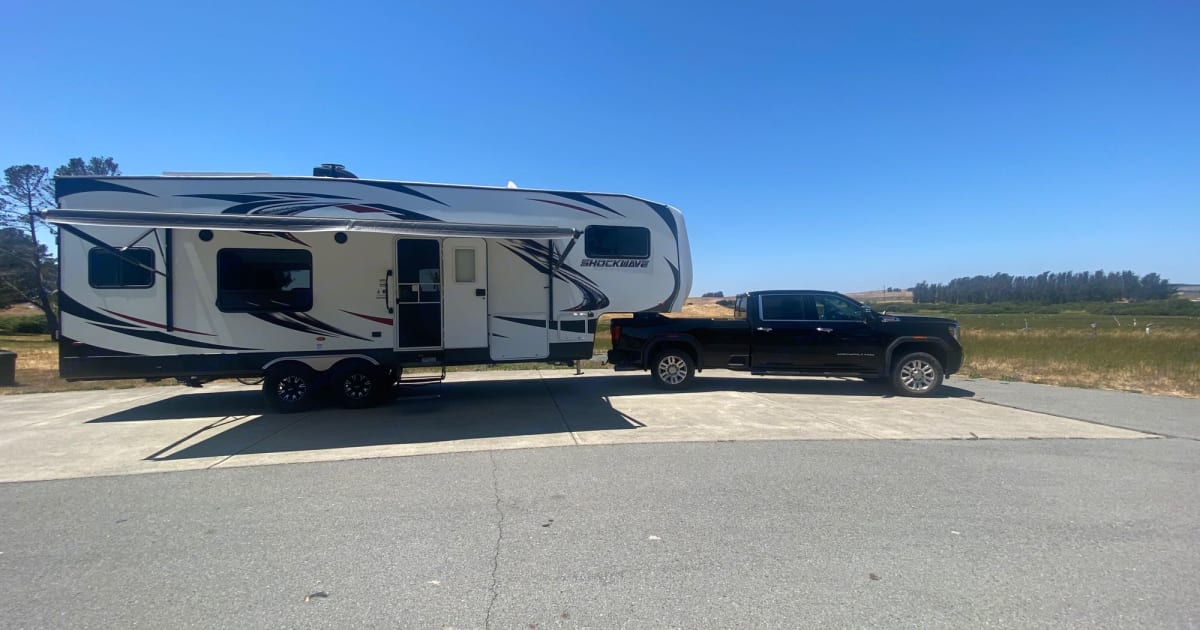 2018 Forest River 28ft shockwave toy hauler Fifth-wheel Rental in ...