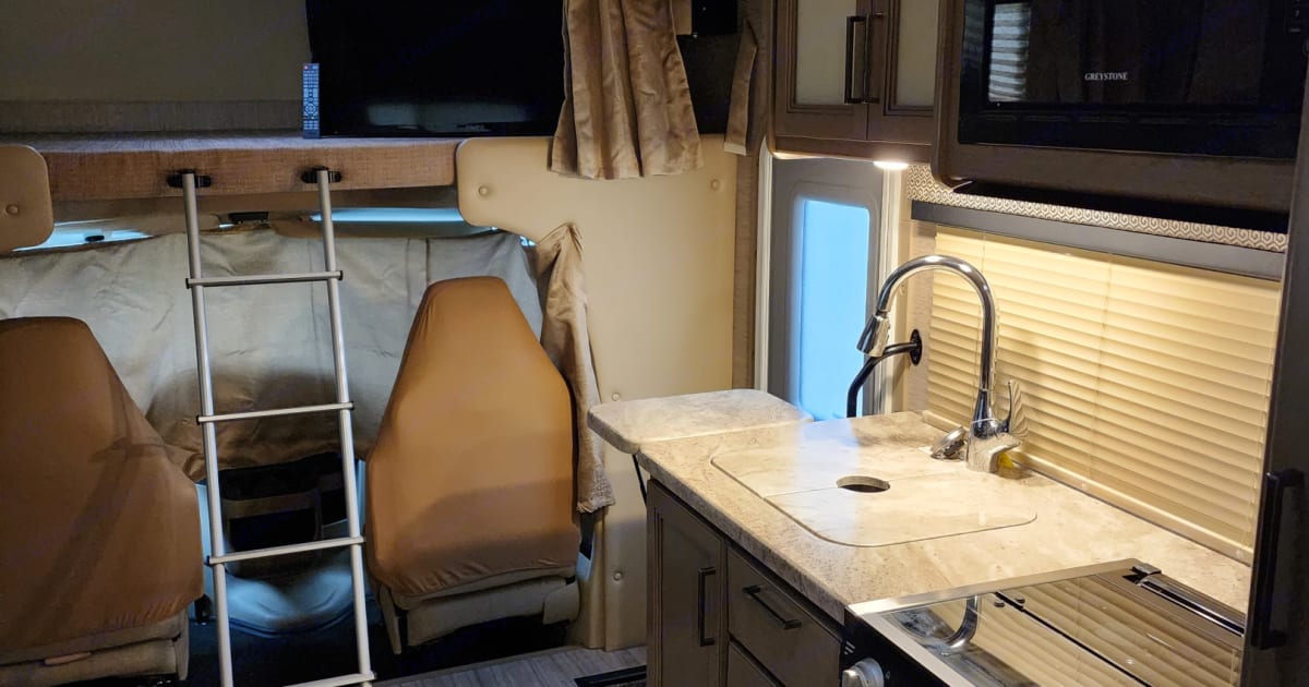 2021 Thor Daybreak Class C Rental in Shenandoah, TX | Outdoorsy