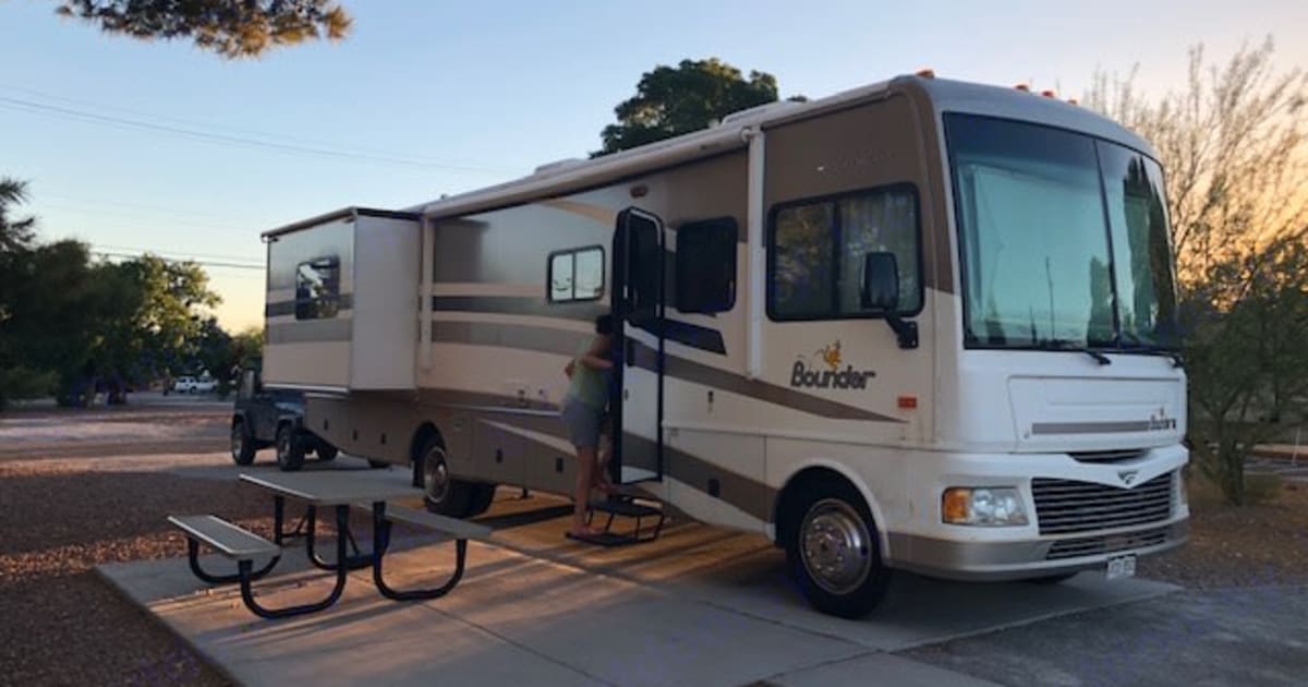 2006 Bounder Bounder Motorhome Class A Rental in Estelline, TX | Outdoorsy