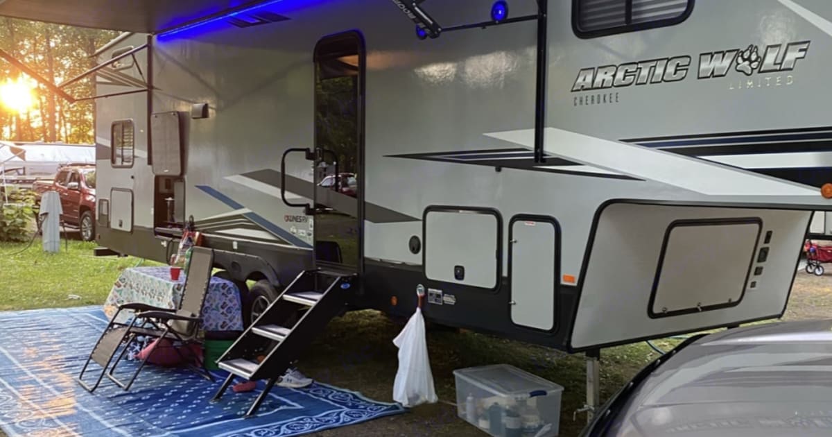2021 Forest River Cherokee Arctic Wolf Fifth-wheel Rental in Wilson, MI ...