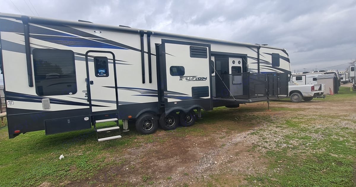 2018 Keystone FUZION 424 Toy hauler Rental in Houston, TX | Outdoorsy