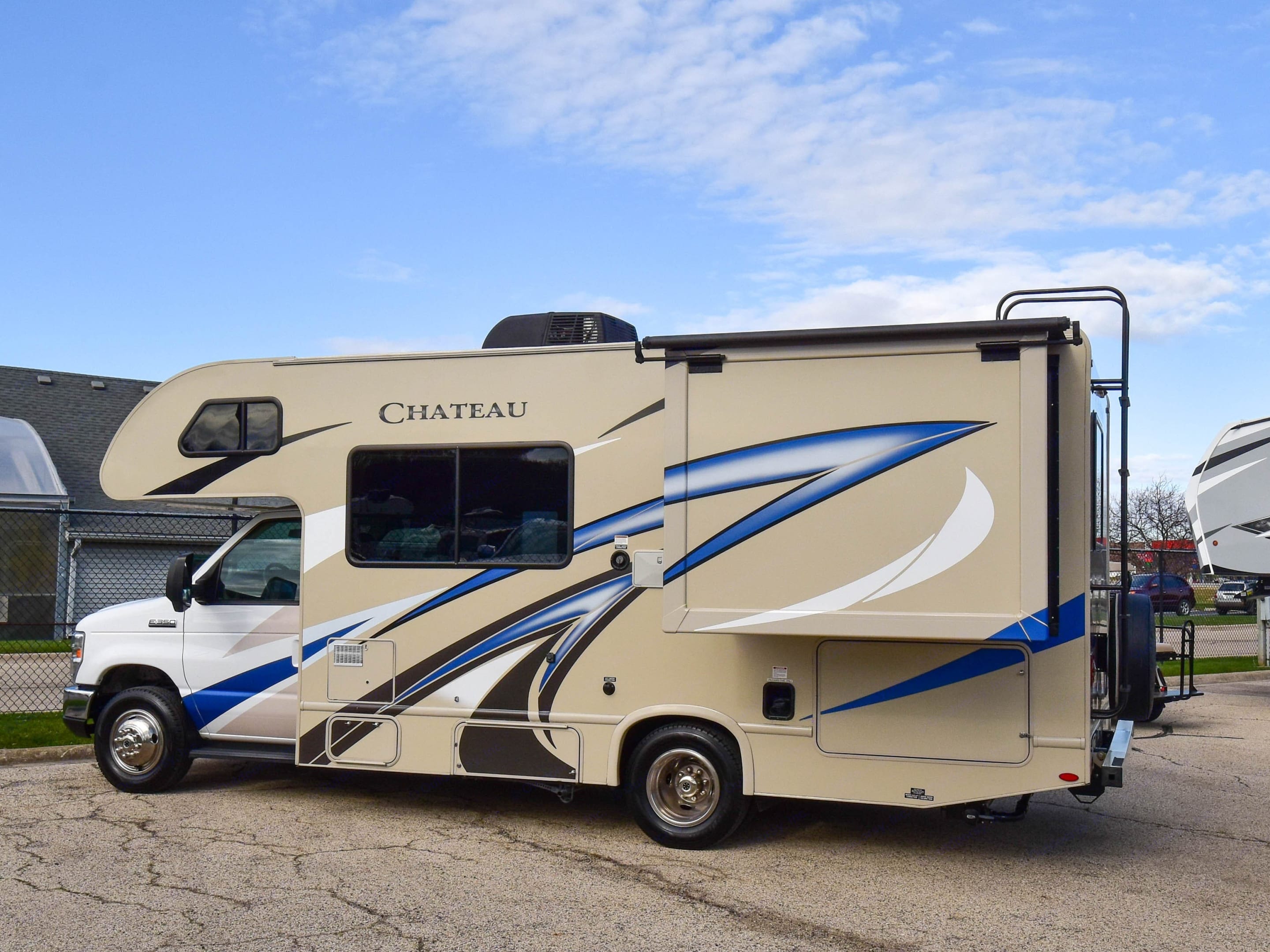 2019 Thor Motor Coach Chateau Class C Rental in Warrenville, IL | Outdoorsy