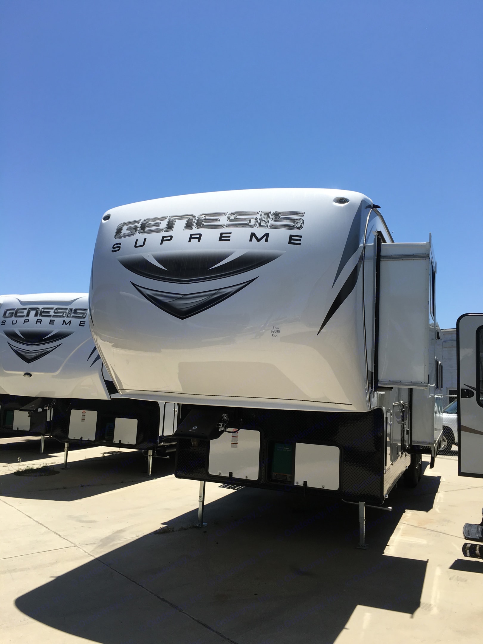 2017 Genesis Supreme Rv 37GS Toy Hauler Fifth Wheel Rental in Riverside ...