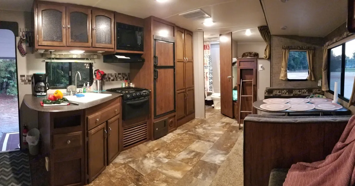 2016 Coachmen Freedom Express Special Edition Travel trailer Rental in ...