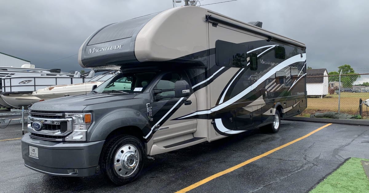 2021 Thor Magnitude Motorhome Rental in Mundelein, IL | Outdoorsy