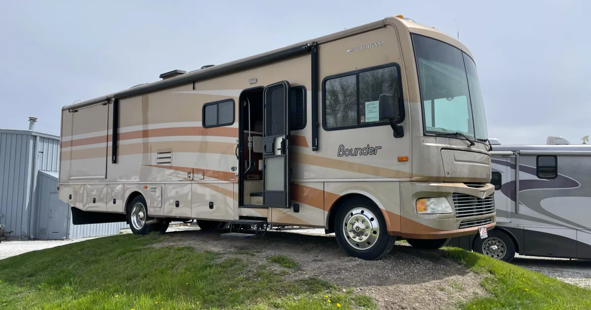 2007 Bounder Bounder Motorhome Class A Rental in Monroe, MI | Outdoorsy
