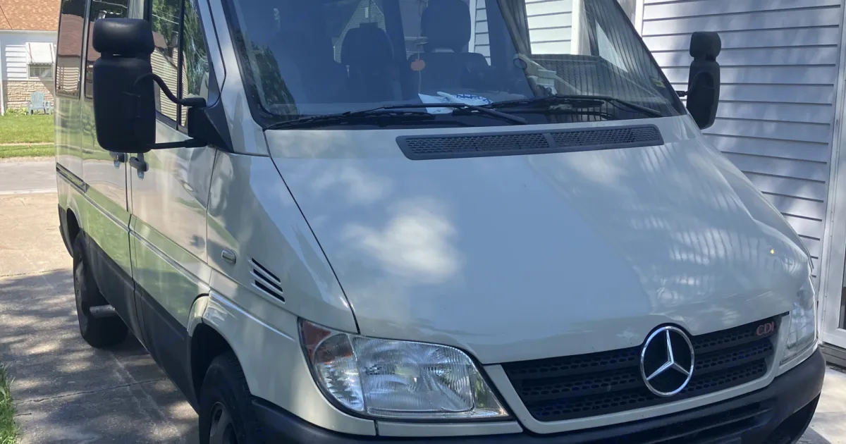 2006 Mercedes Benz Sprinter Camper van Rental in Des Moines, IA | Outdoorsy