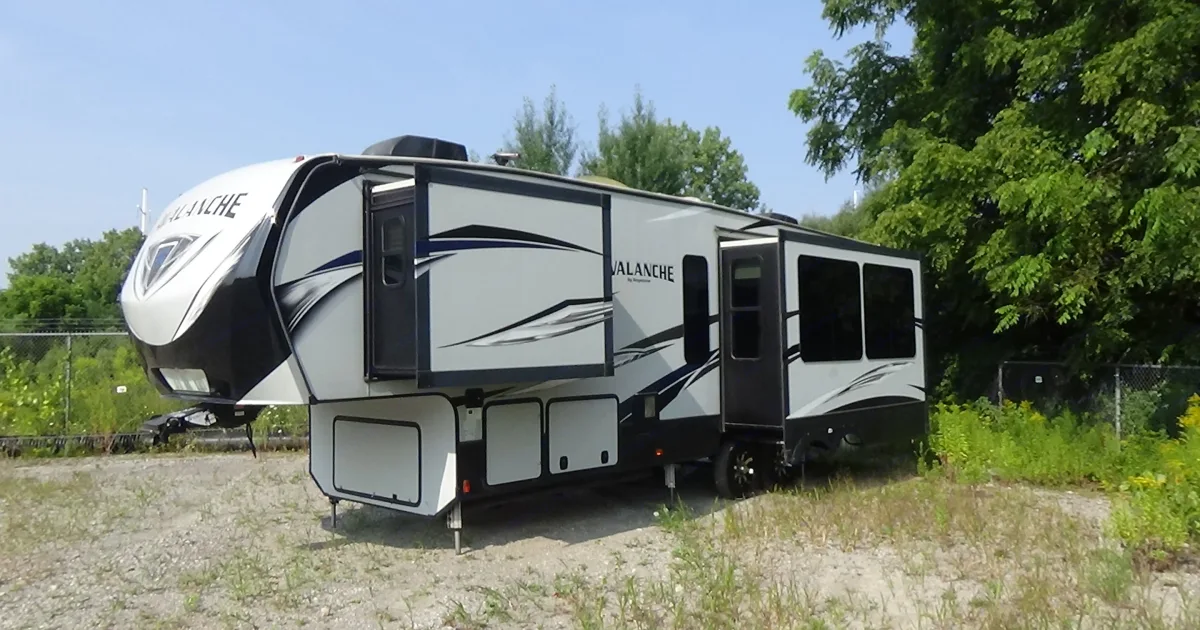 2017 Keystone RV Avalanche Fifth-wheel Rental in London, ON | Outdoorsy