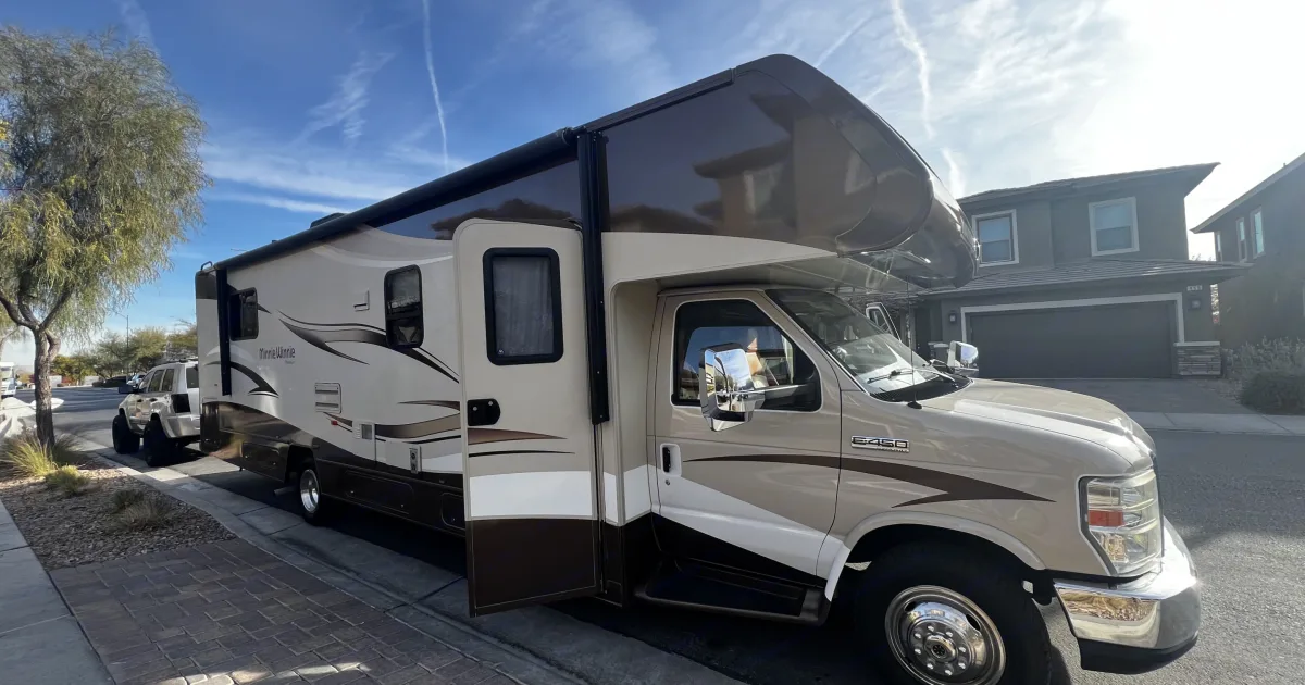 2015 Winnebago Minnie Winnie Premier Motorhome Rental in Henderson, NV ...