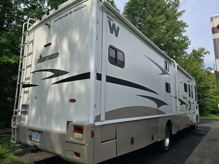 Photos | 2008 Winnebago Sightseer Class A Rental in Fredericksburg, VA ...