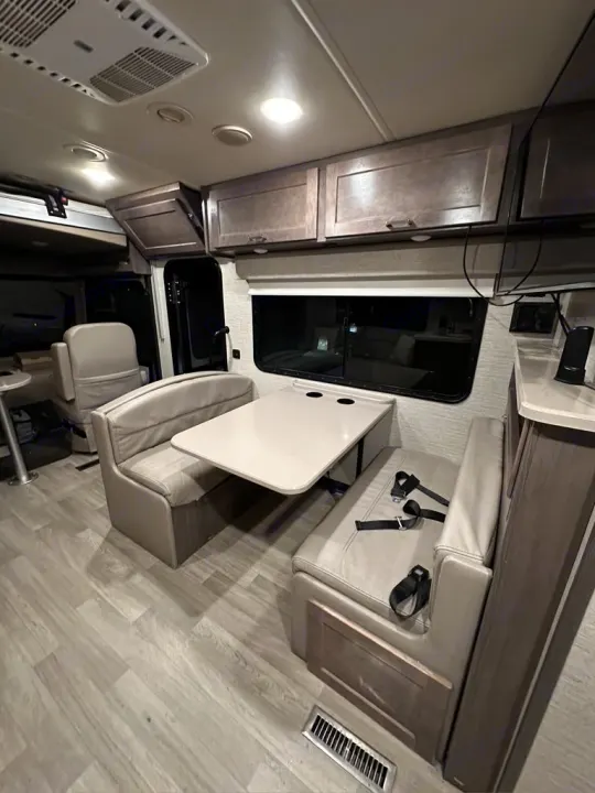 Photos | 2021 Winnebago Adventurer Class A Rental in Calabasas, CA ...