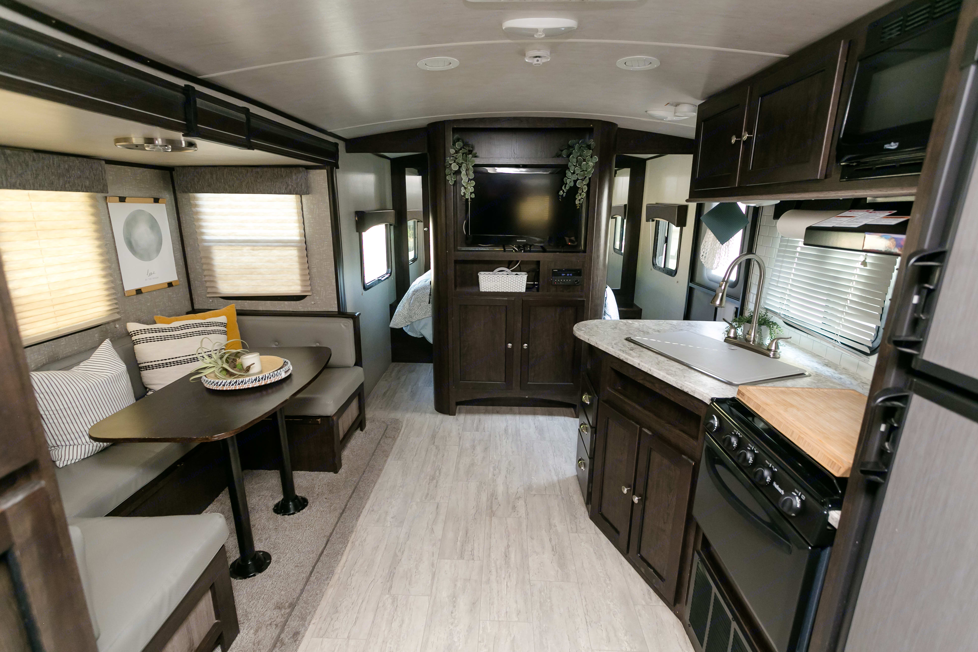 2018 Shadow Cruiser Ultra Lite 240BHS Trailer Rental in La Mesa, CA ...