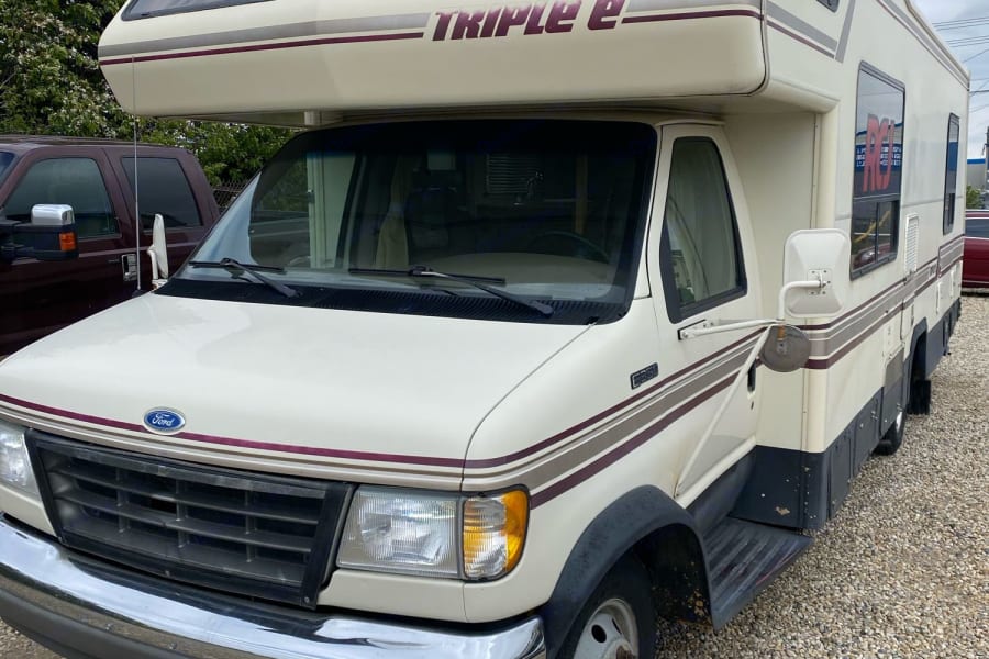 1992 Triple E Regency Motor Home Class C Rental in Edmonton, AB | Outdoorsy