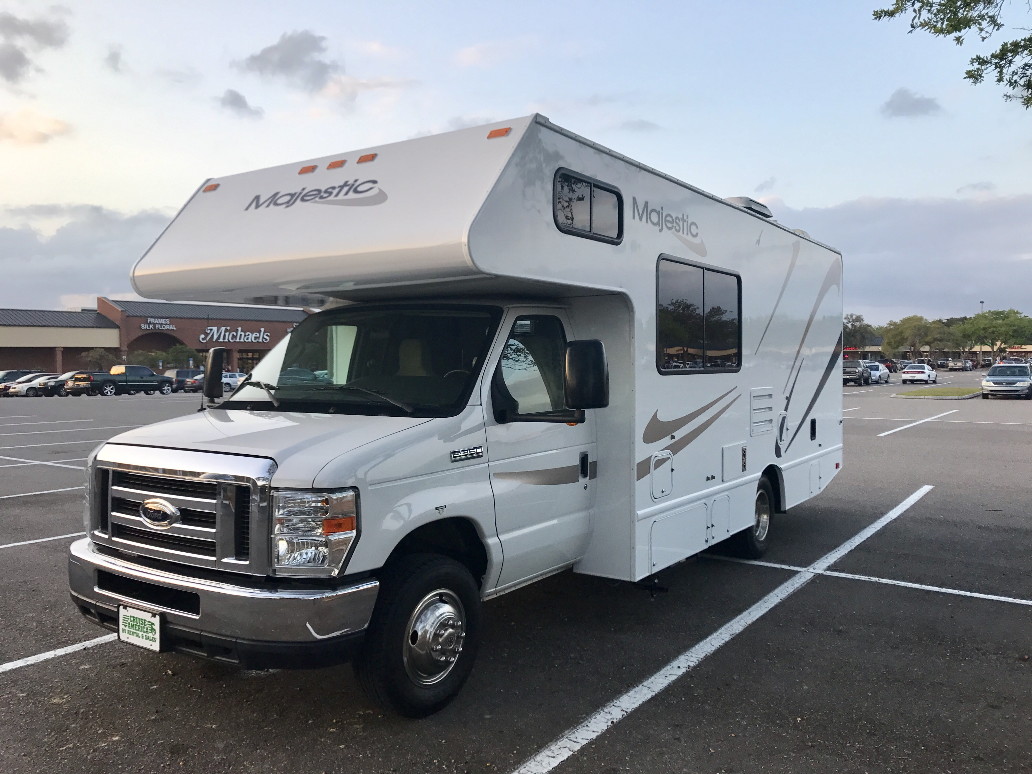 2012 Thor Motor Coach Four Winds Majestic Class C Rental in Tampa, FL ...
