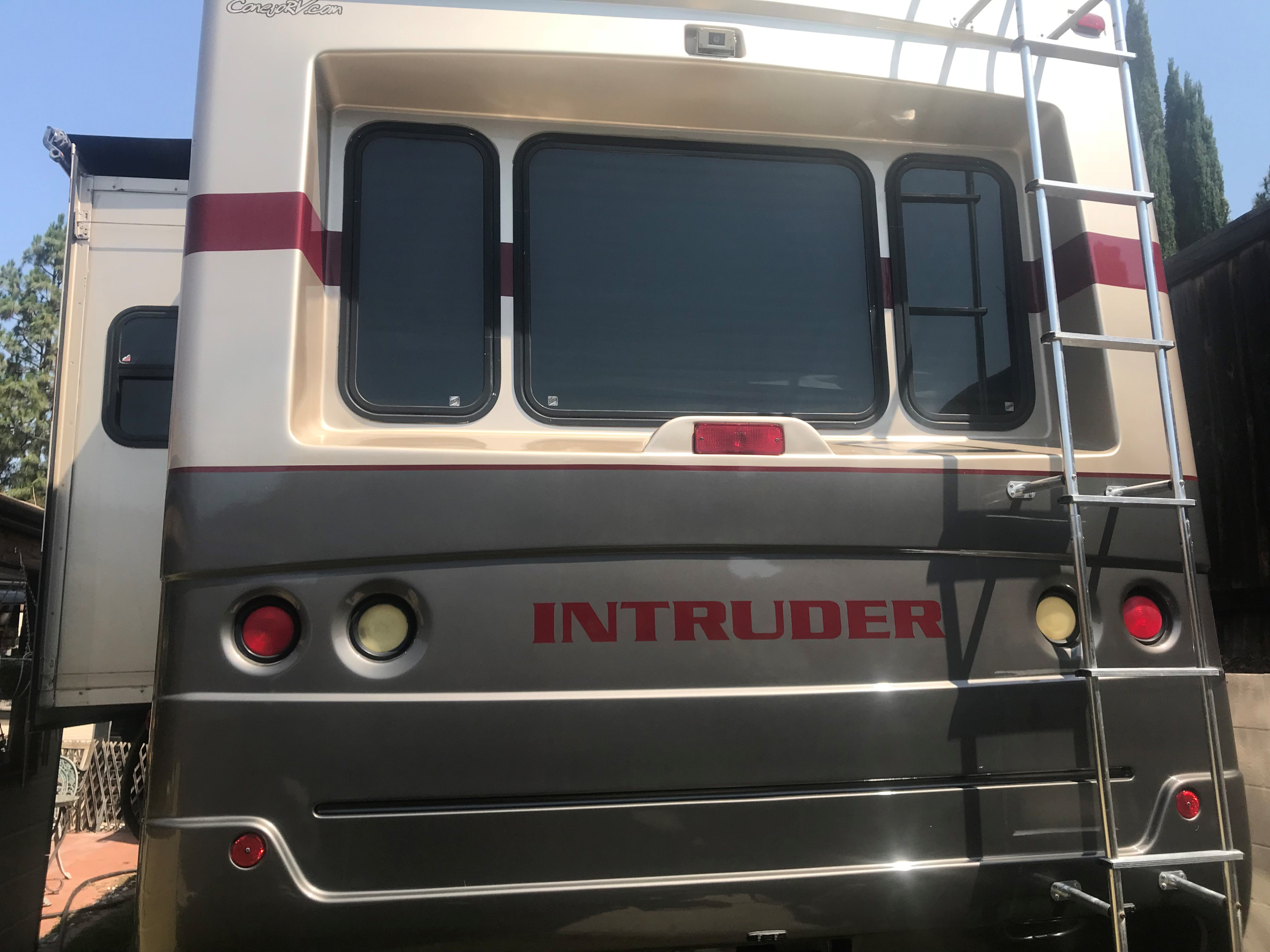 2006 Damon Intruder Class A Rental in Thousand Oaks, CA | Outdoorsy