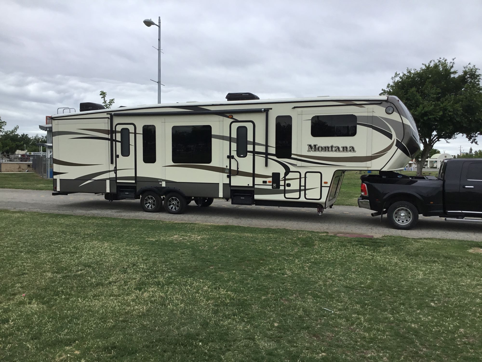 2015 Keystone Montana 3711FL Fifth-Wheel Rental in Bakersfield, CA ...