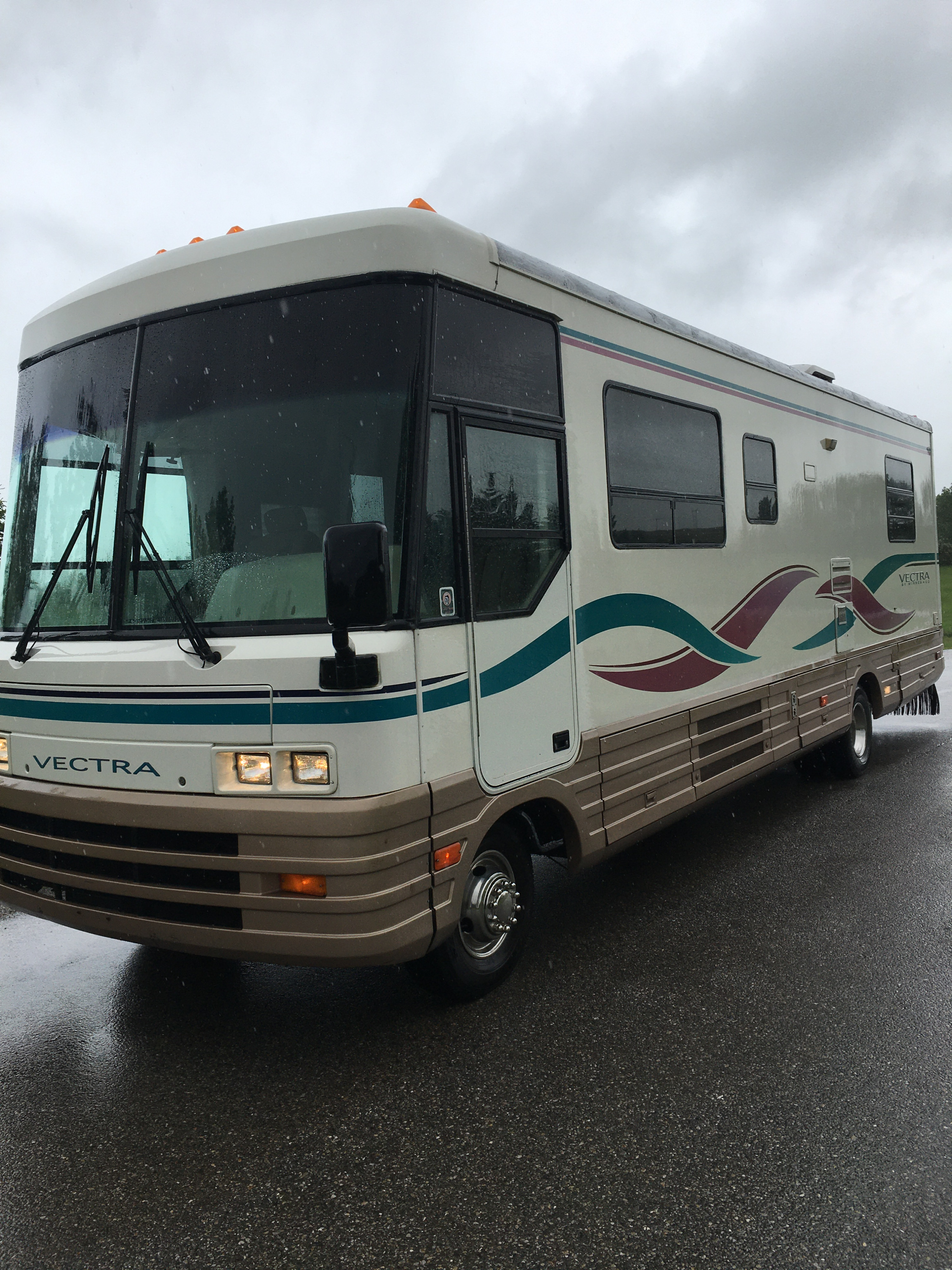 1996 Winnebago Vectra Class A Rental in Calgary , AB | Outdoorsy