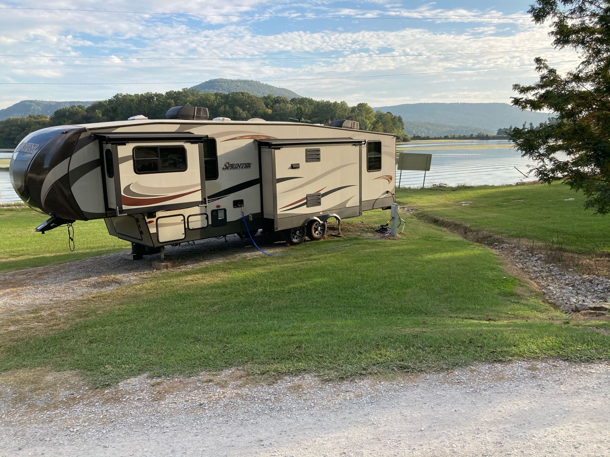 2017 Keystone Sprinter Fifth-Wheel Rental in Chattanooga, TN | Outdoorsy