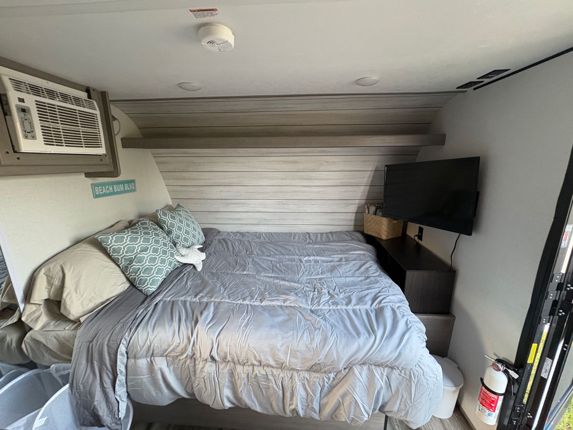2024 coleman lantern 17b Travel trailer Rental in Berkeley Township, NJ ...