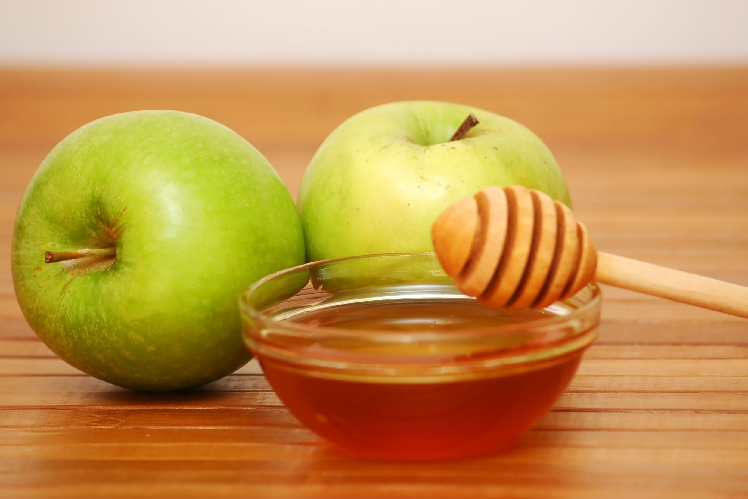 Dip the Apple in the Honey - DON'T Make A Bracha Loud and Clear...