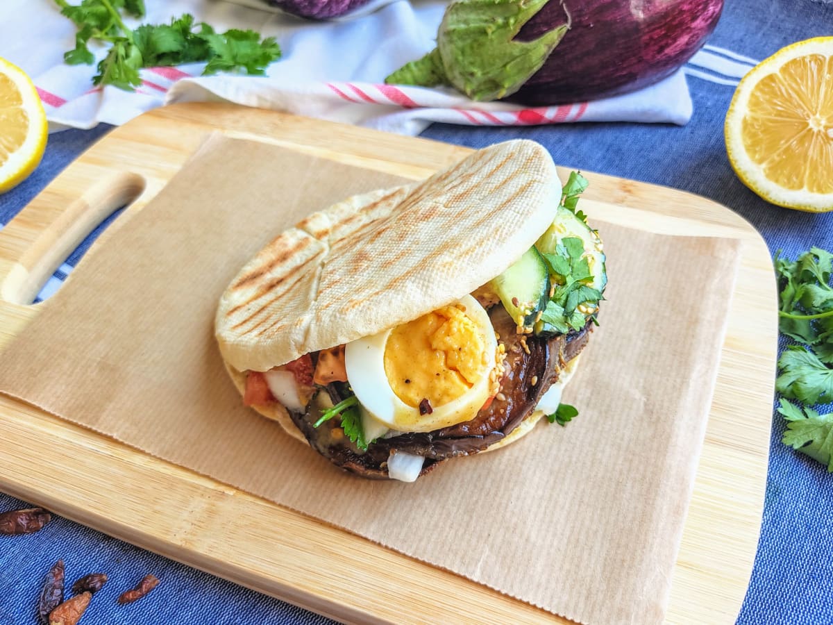 Sabich (o sabij): el sándwich israelí de berenjena y huevo duro