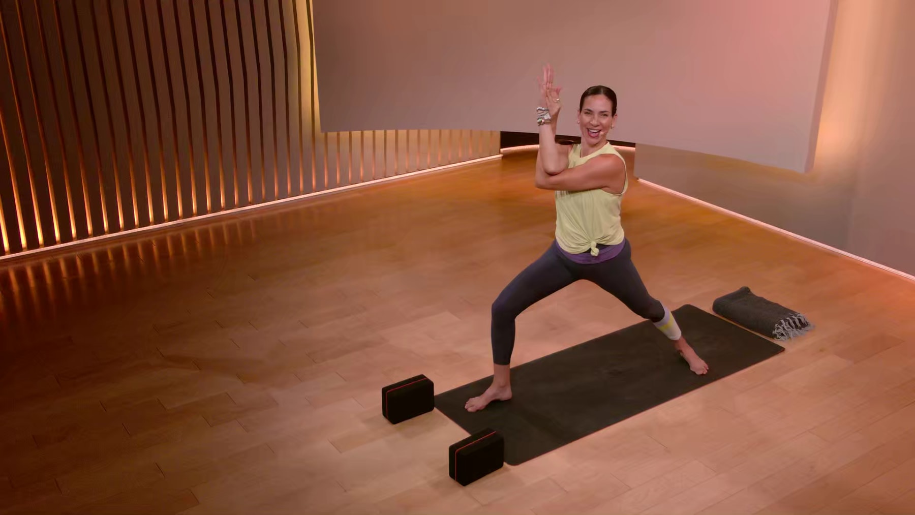 30 Min Pop en Español Yoga Flow - Mariana Fernández