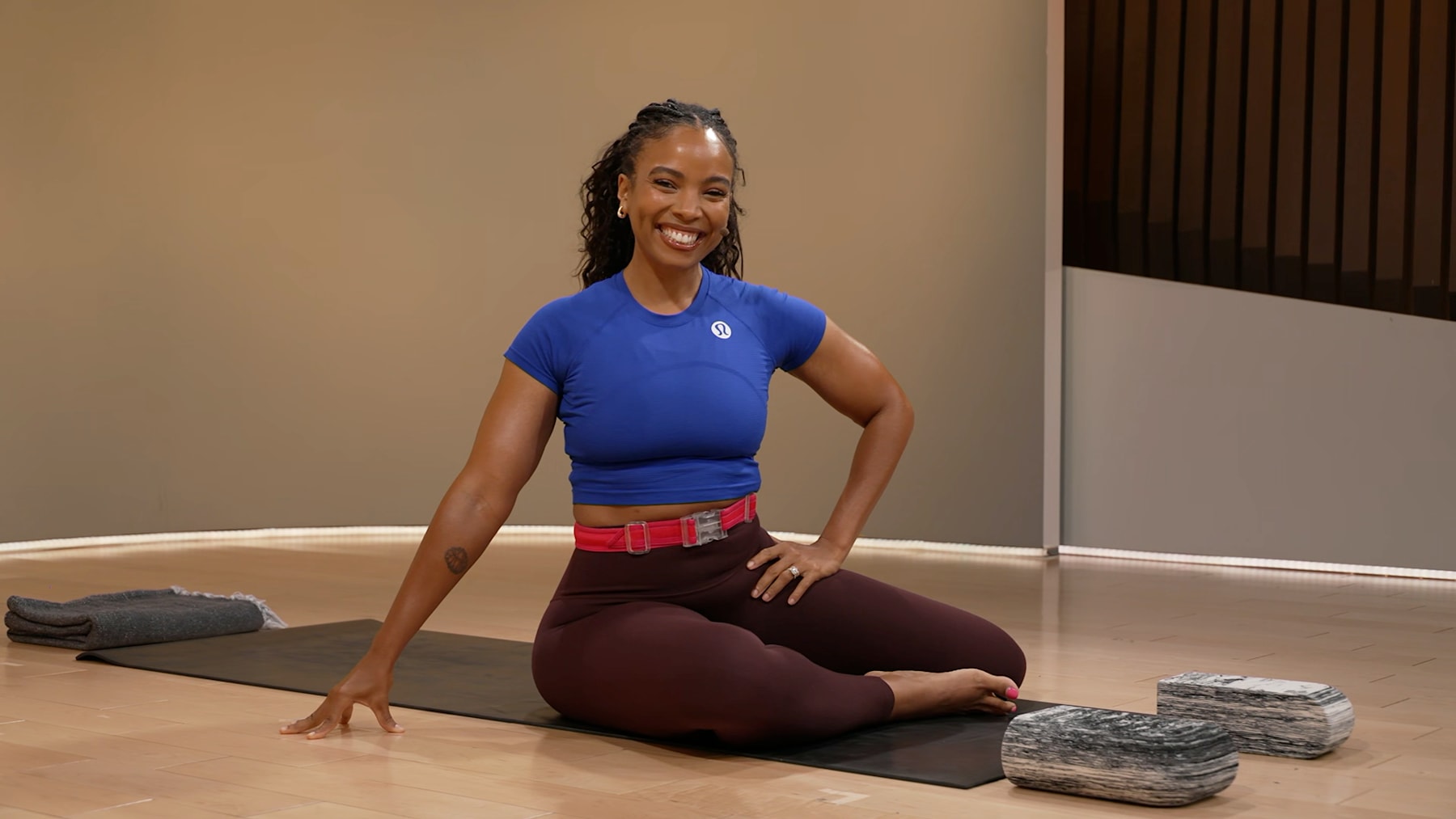 30 min Focus Flow: Hips | Peloton Yoga Classes