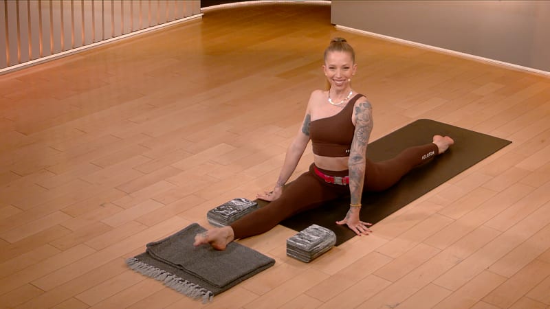 20 min Focus Flow: Splits | Peloton Yoga Classes