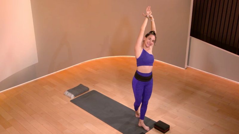 10 Min Focus Flow: Standing Poses with Warrior 3 - Mariana Fernández
