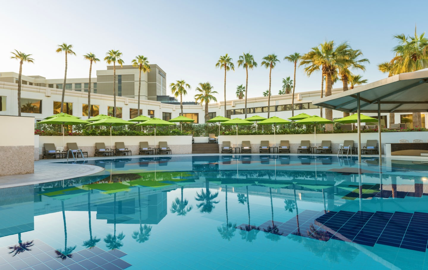 Le Meridien Dubai Hotel & Conference Centre 5-star | Turkish Airlines ...