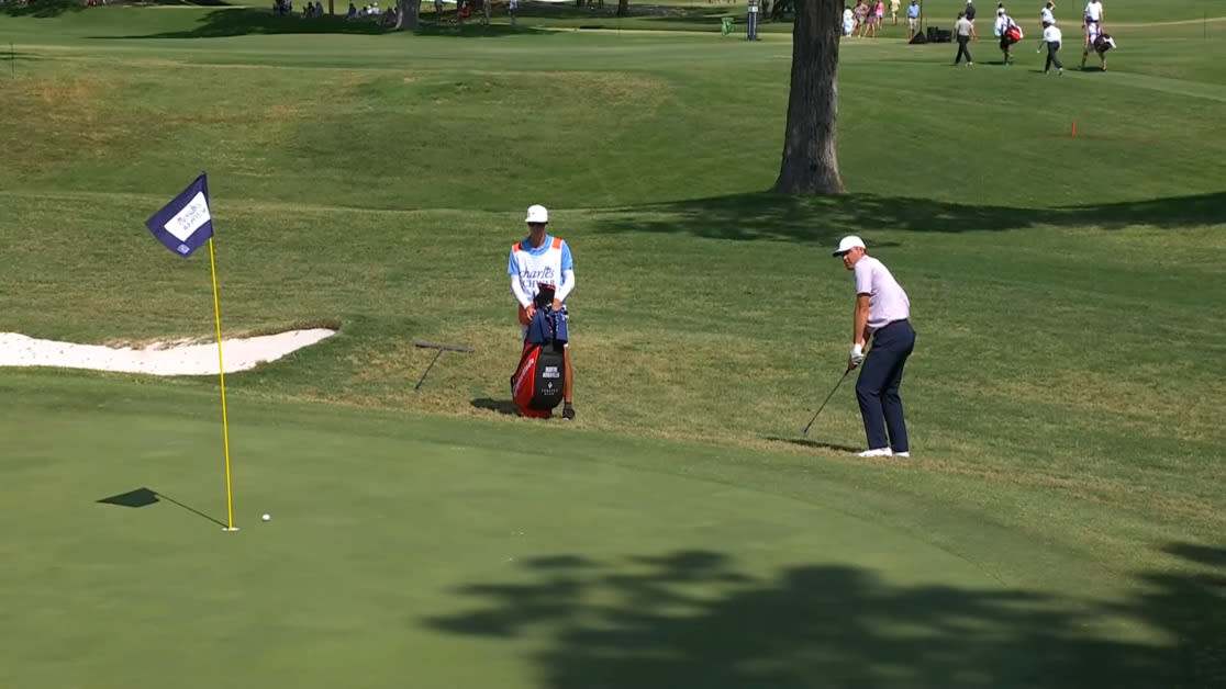 Scottie Scheffler chips in for birdie at Charles Schwab