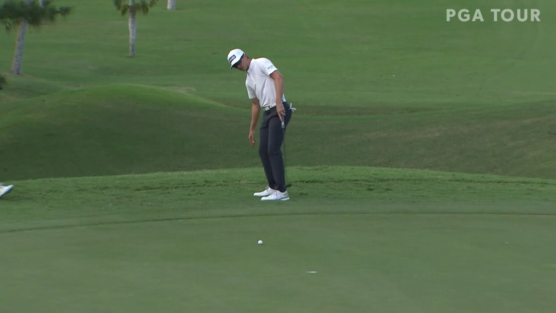 Brandon Hagy holes birdie putt from off the green at Bermuda