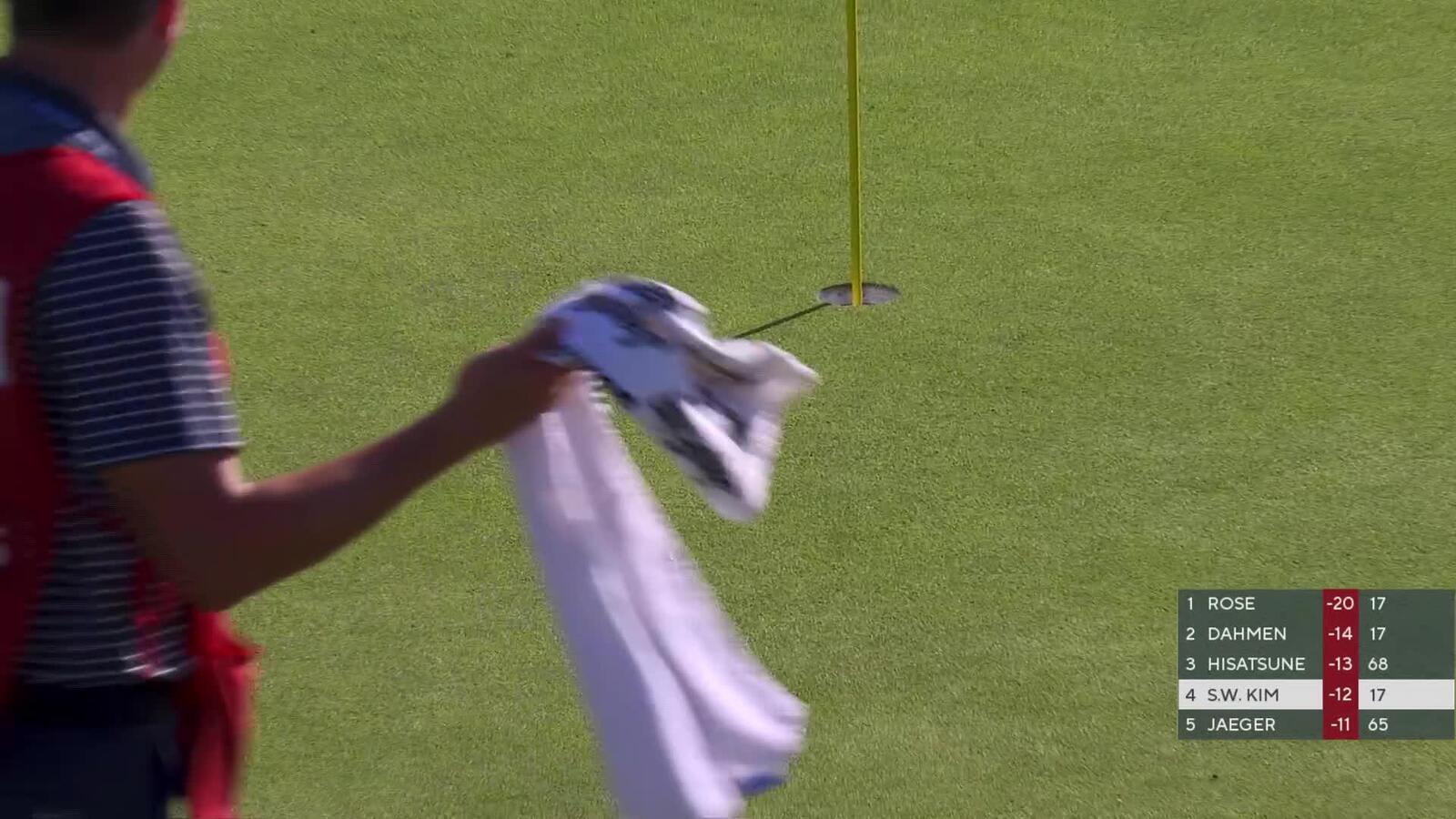 Si Woo Kim sinks 4-foot birdie putt on No. 18 at Farmers