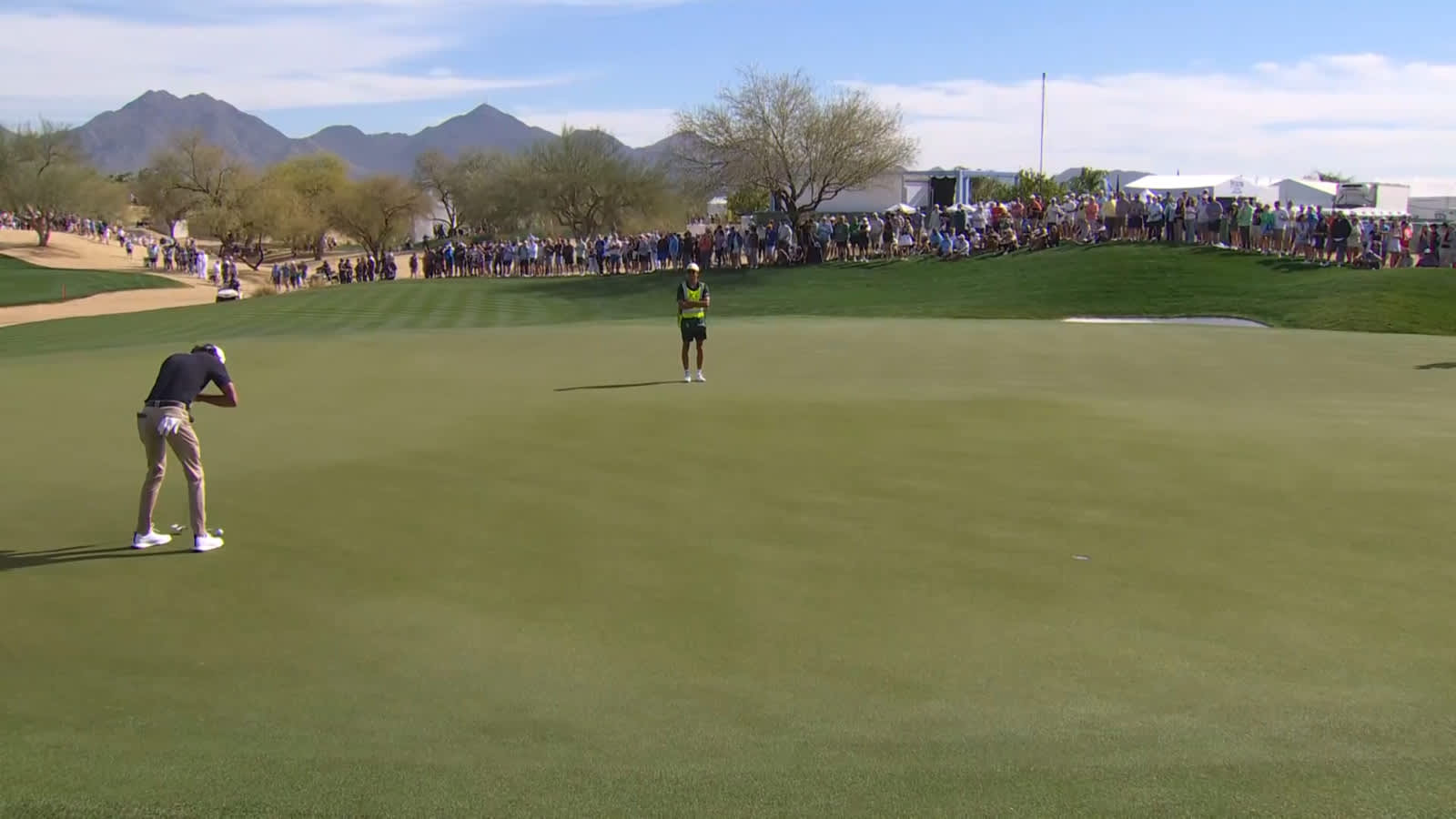Akshay Bhatia's approach leads to 20-foot birdie putt at WM Phoenix Open