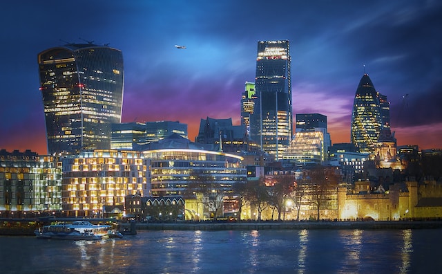 How To Become An Investment Banker In The UK: A Guide